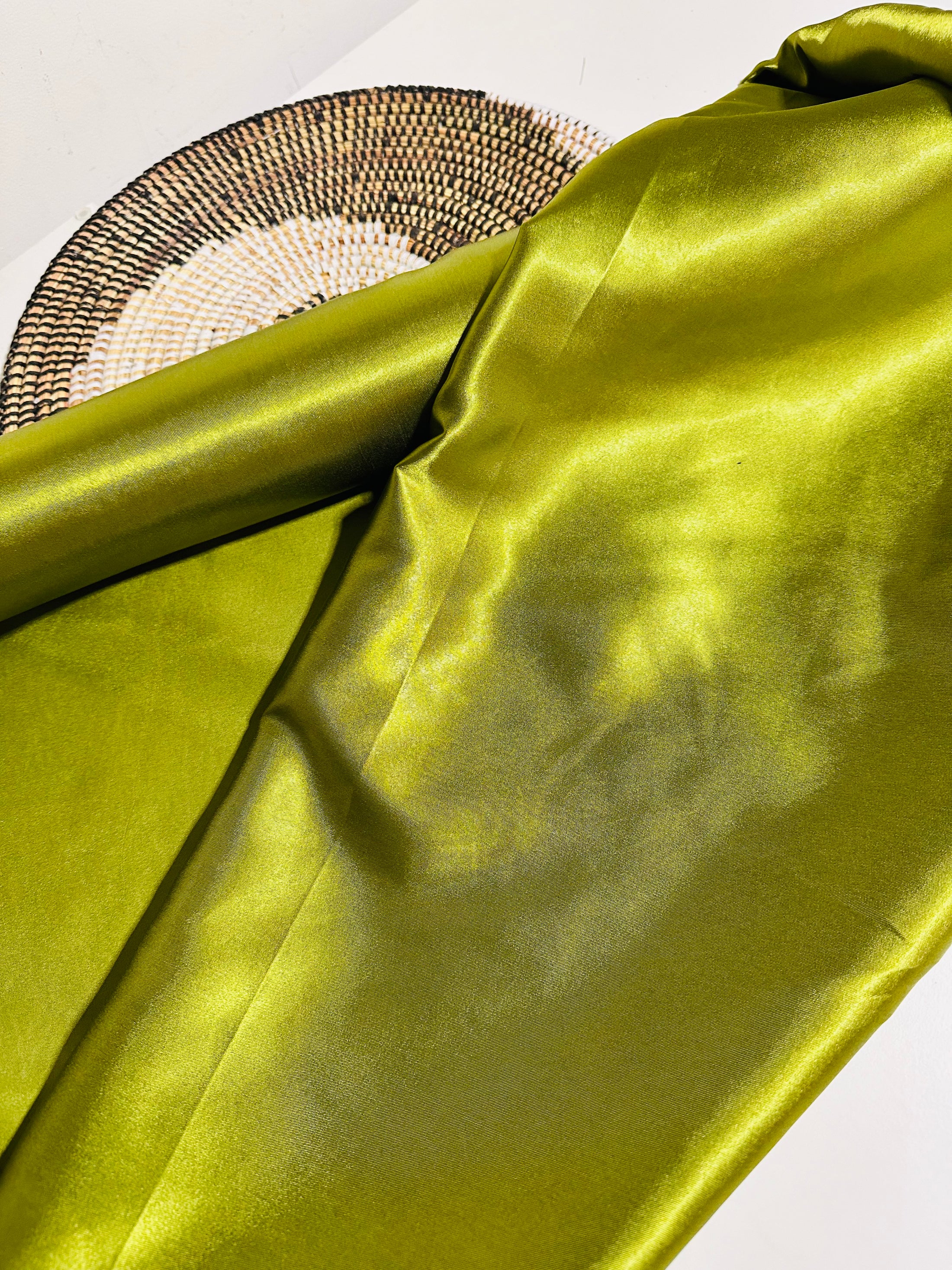 Satin vert olive au mètre – Kaysol Couture